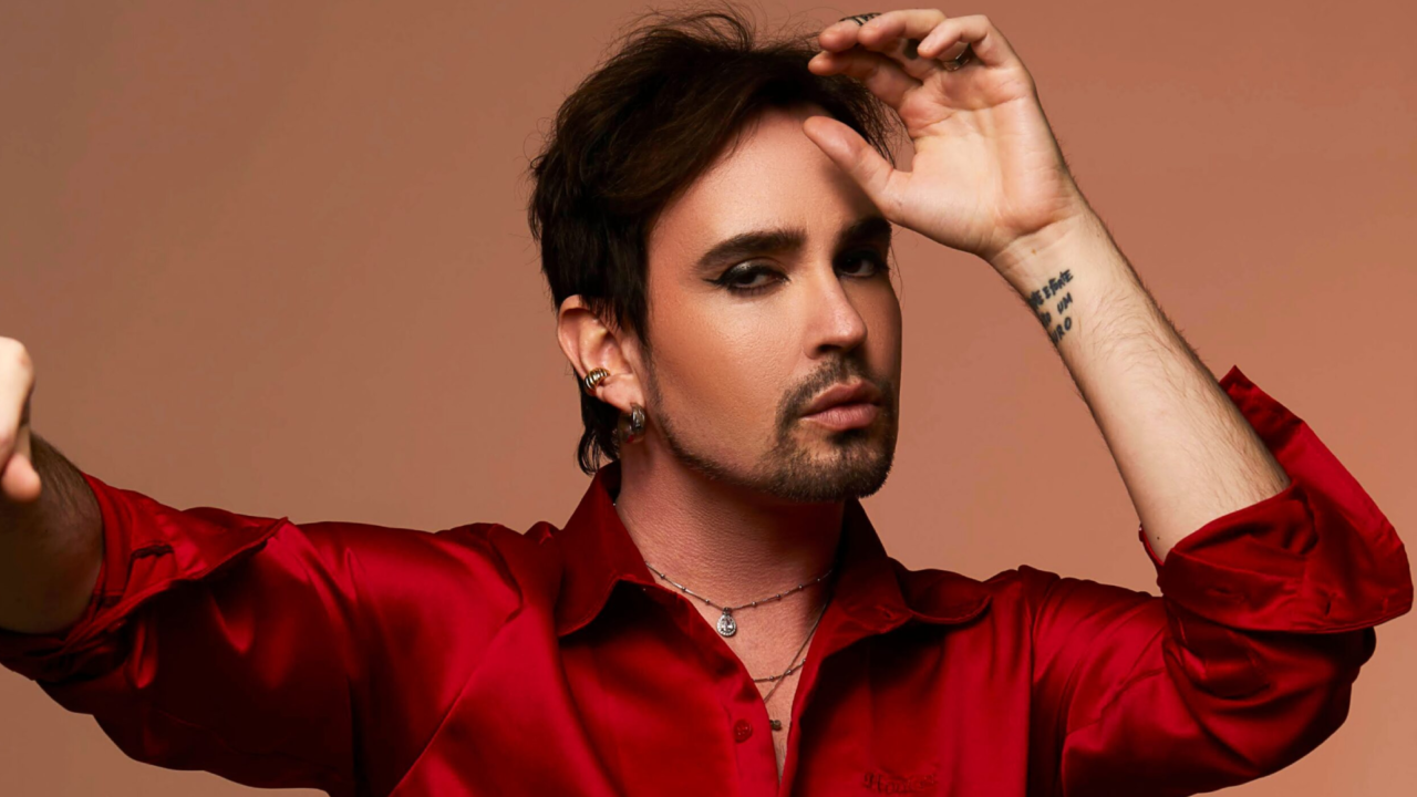 Johnny Hooker comemora a primeira música de sua carreira tocando na ...